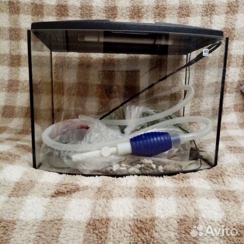Аквариум с крышкой с лампой с камушками и все что